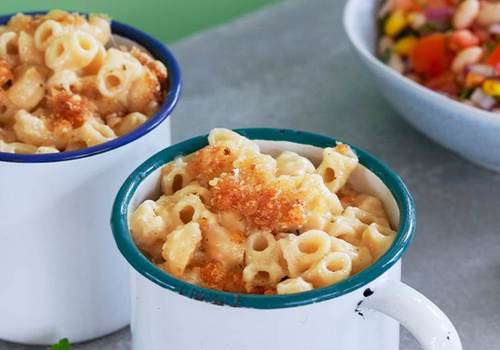 Vegetarisk mac n cheese med tomat- & bönsallad | GoGreen Vegetarisk mac n cheese med tomat- & bönsallad | GoGreen